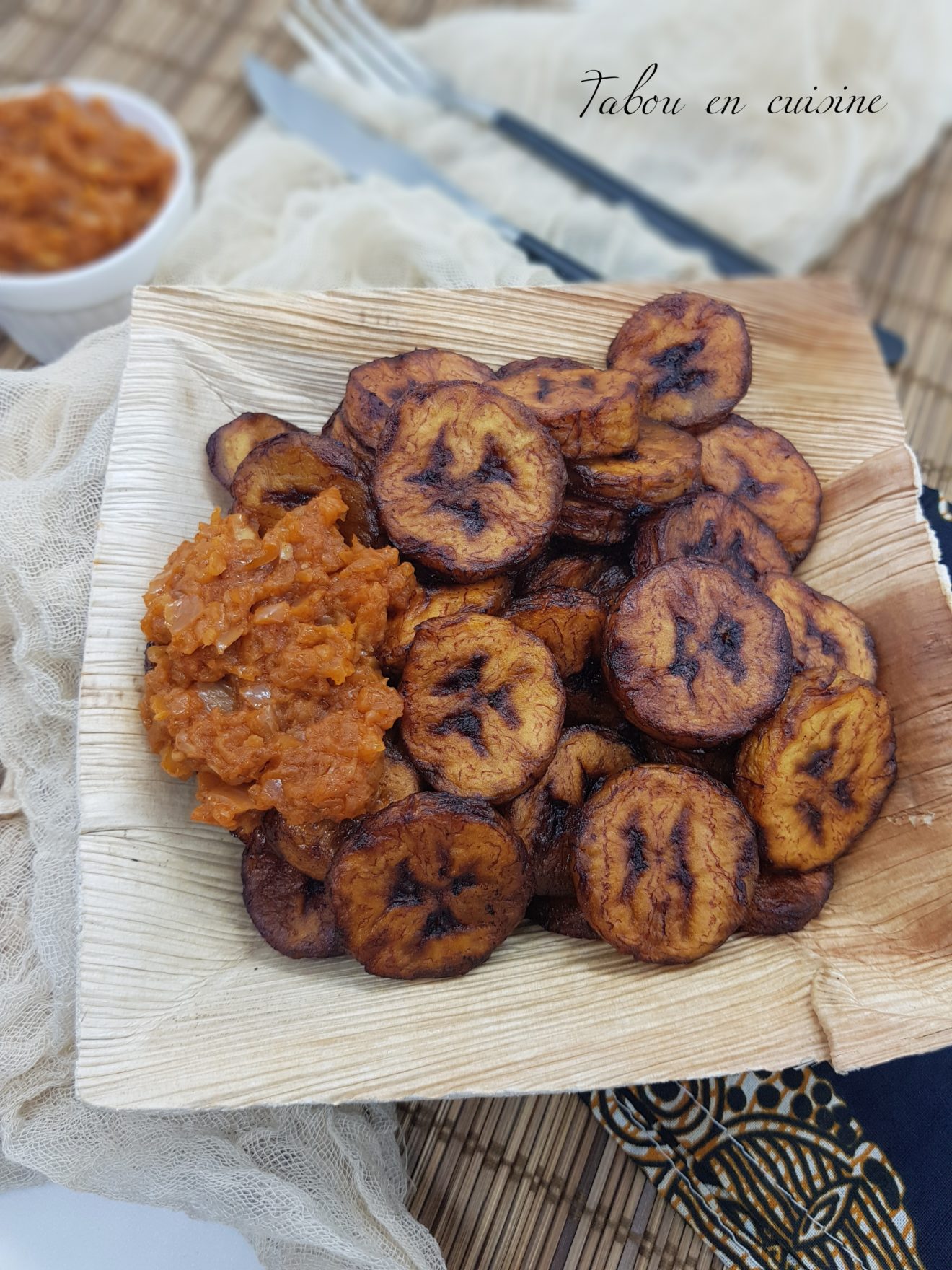 Aloco et sa sauce tomate piquante (bananes plantains frites)