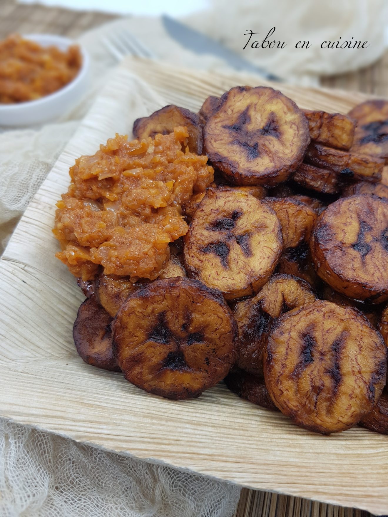 Aloco et sa sauce tomate piquante (bananes plantains frites)