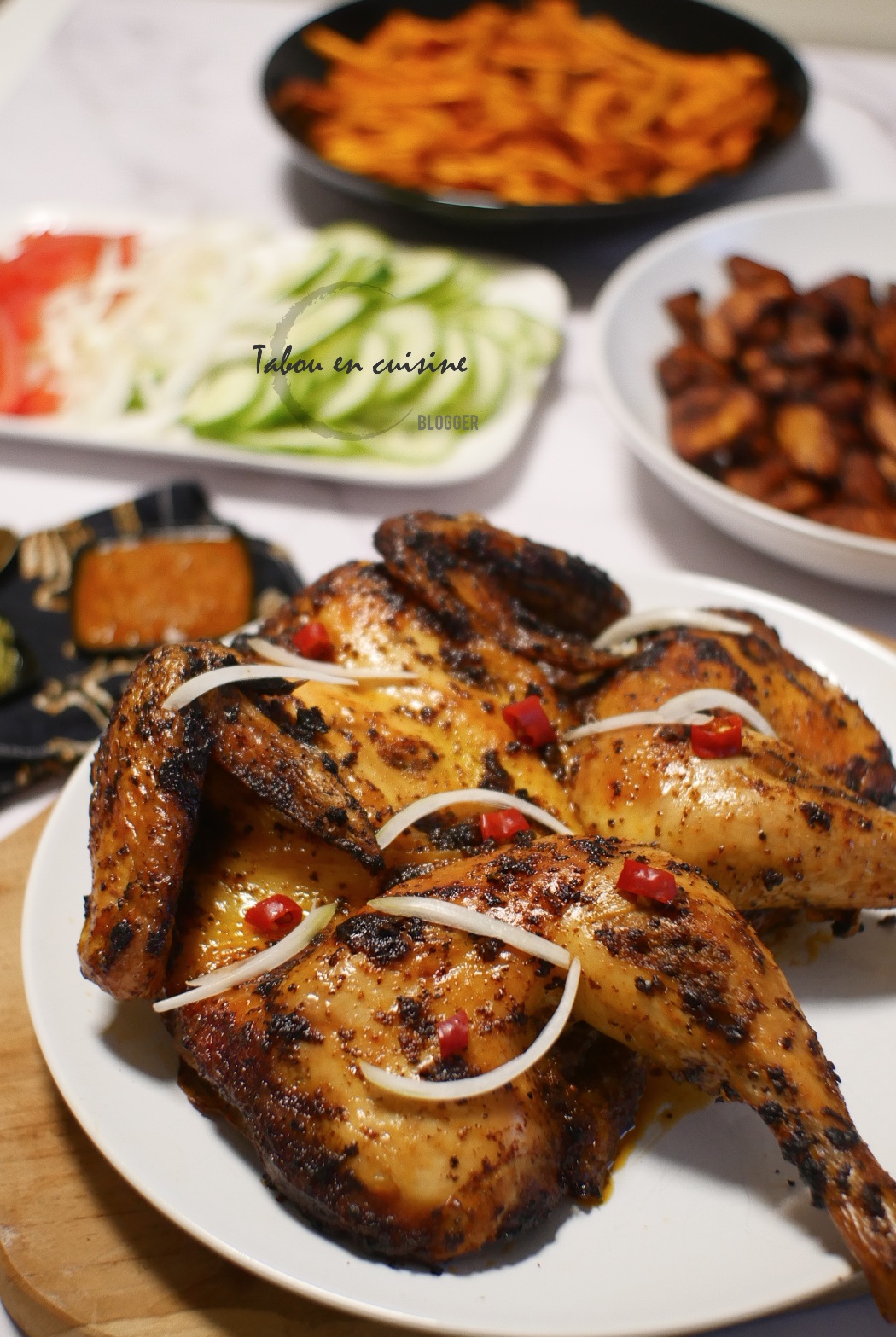 Poulet grillé au four, bananes plantain et frites de patates douces de ...